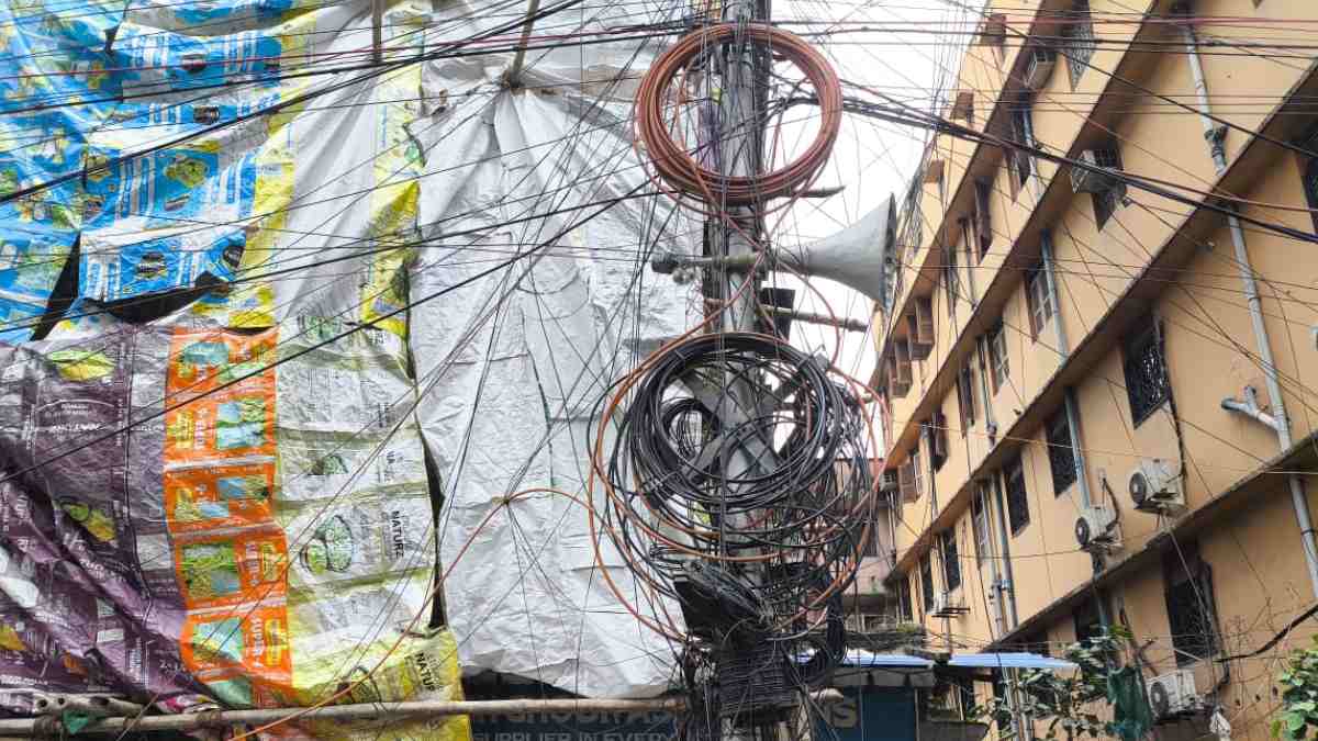 A tangled mess: Why nobody cares to clear out unused wires in Kolkata’s ...